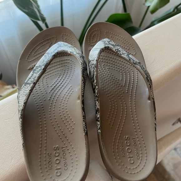 CROCS | Shoes | Crocs Gray Snake Pattern Sandals | Poshmark